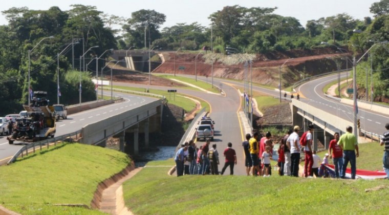 Diario HOY | Gobierno inaugura la avenida Perú que tiene una “motosenda”
