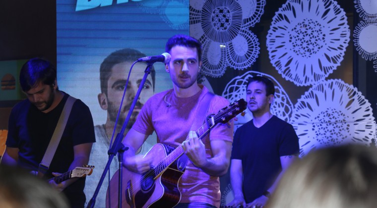 Diario HOY | Iván Zavala dio un concierto en el stand de Banco Basa