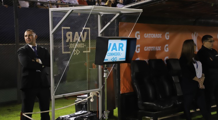 Diario HOY | Charla de árbitros y sala de VAR sería de alcance público