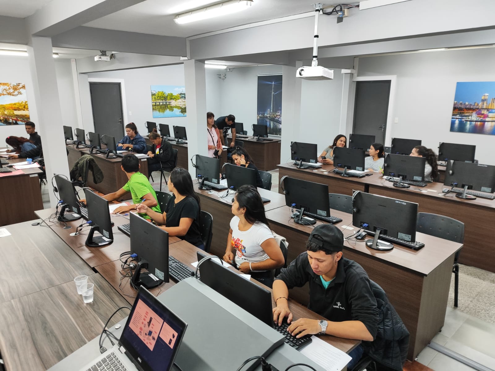 Diario HOY | Continúan las clases de computación para pobladores del ...