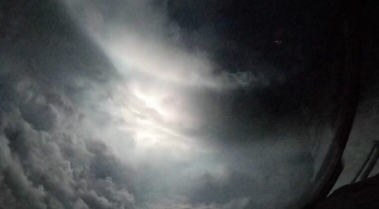 Diario HOY | Captan video desde el ojo de un huracán de categoría 5 ...