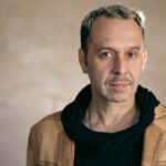 Diario HOY | Jorge Báez estrena unipersonal isabelino en "El Otro Teatro"