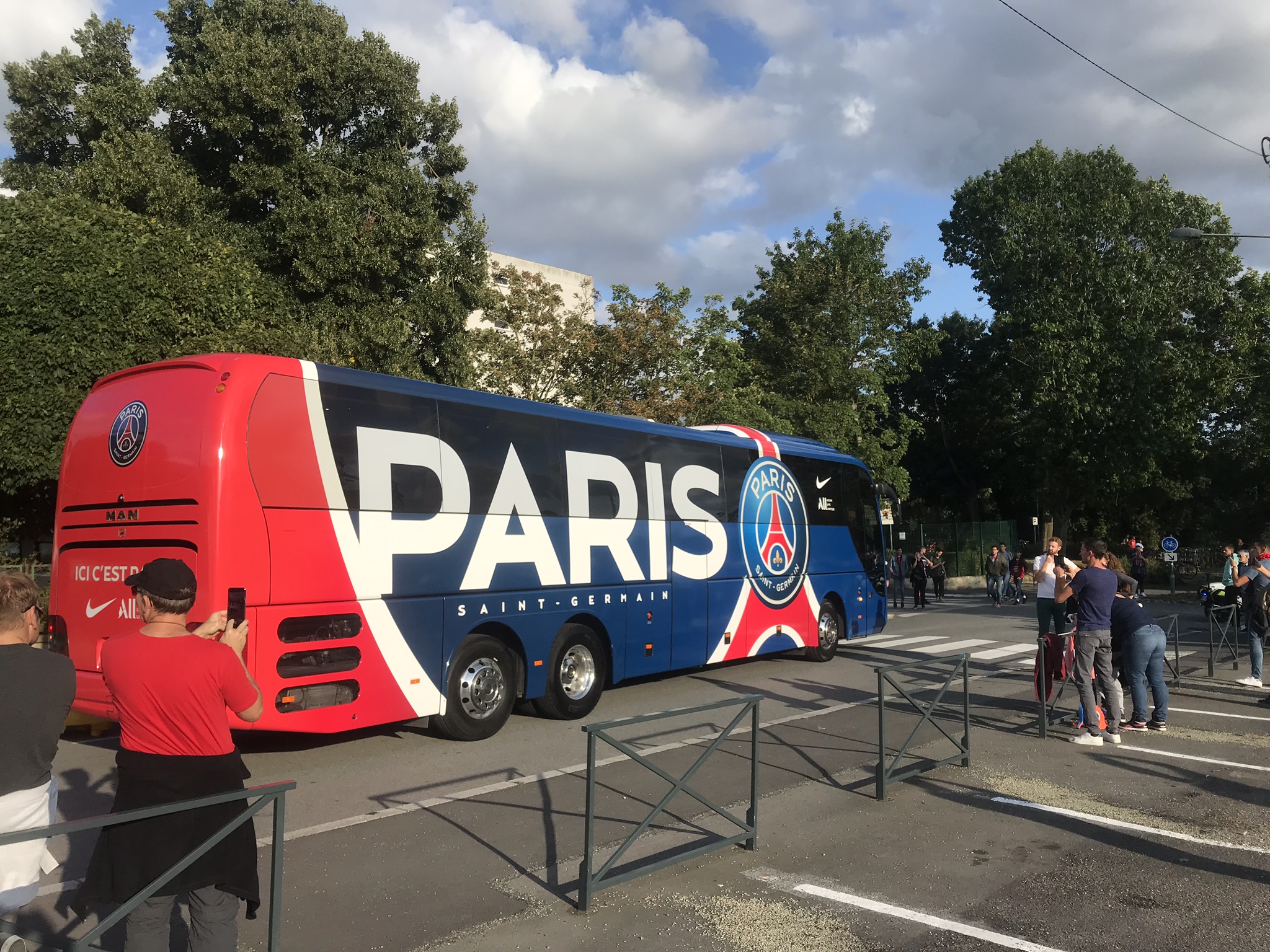 Diario HOY | Las críticas afectan al PSG: irá en autobús a su próximo duelo