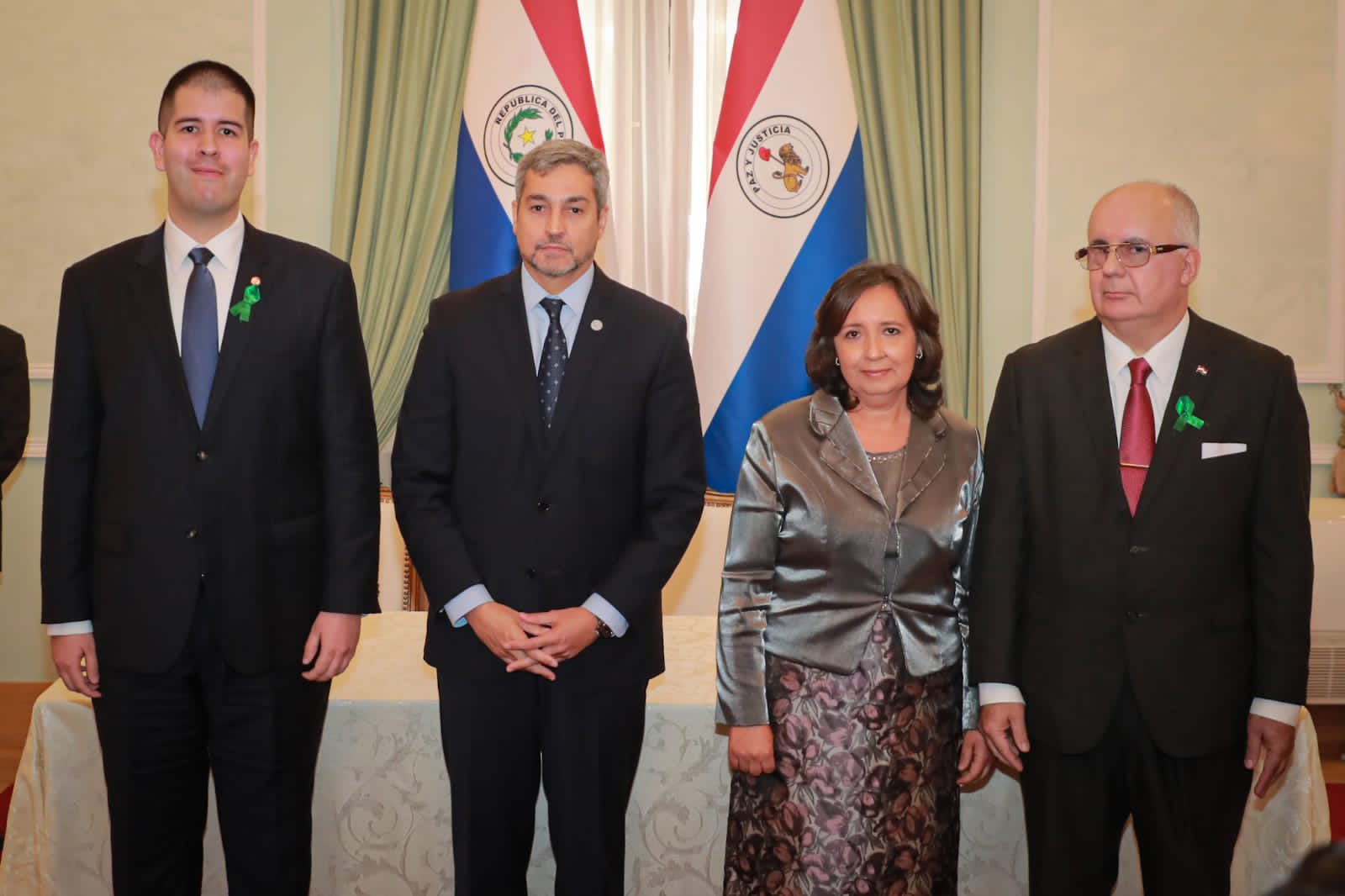 Diario HOY | Toman juramento a dos nuevos embajadores